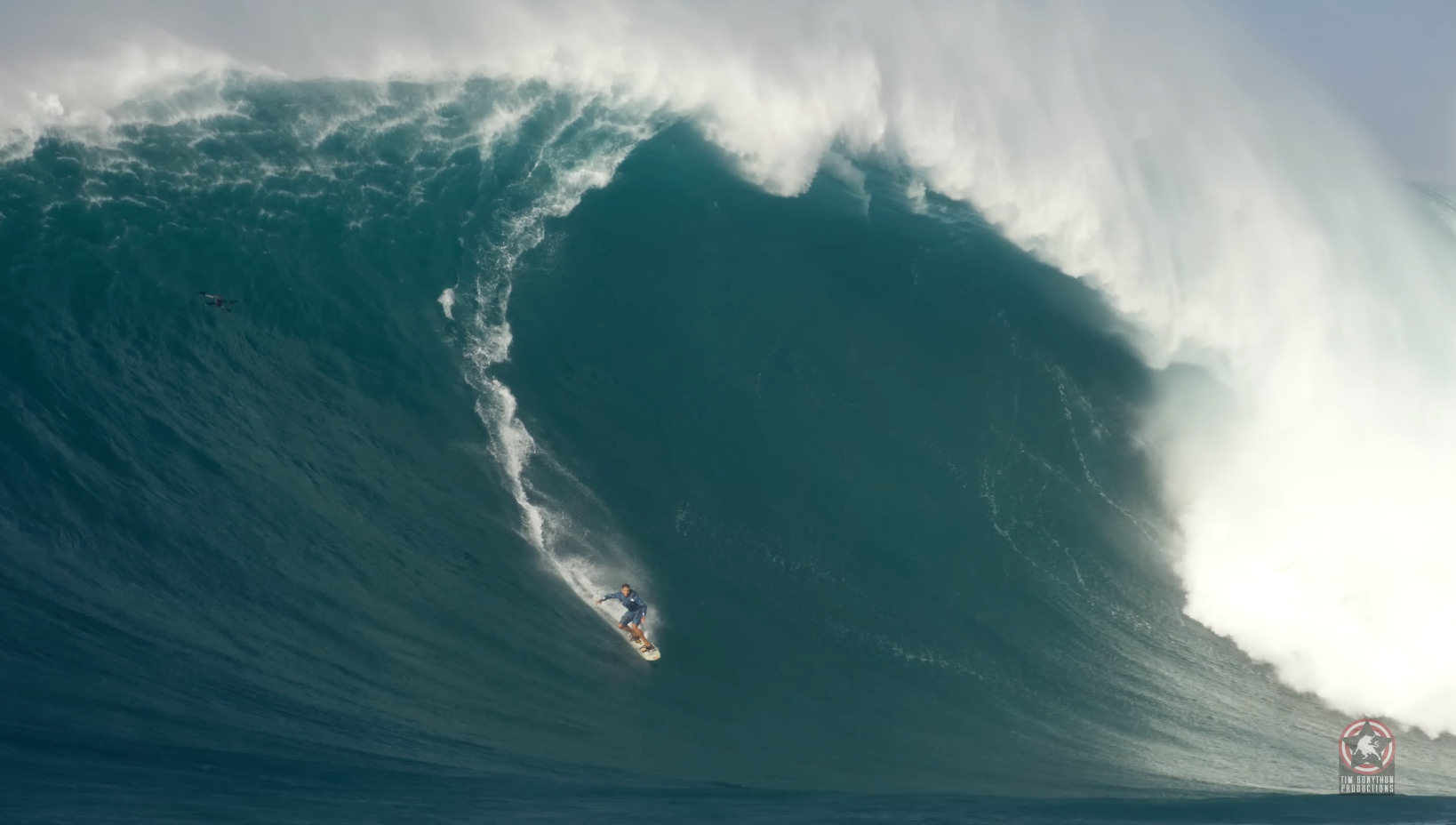Surfers Ride Nuclear Waves at Jaws on December 22 (Watch) - Surfer