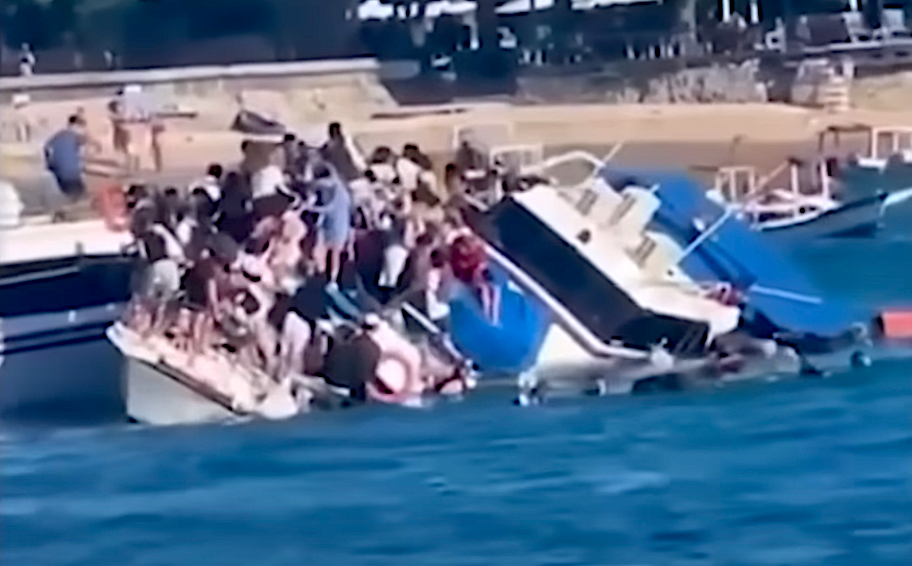 Wave Capsizes Boat in Bali, Tourists Panic to Escape (Video) - Surfer