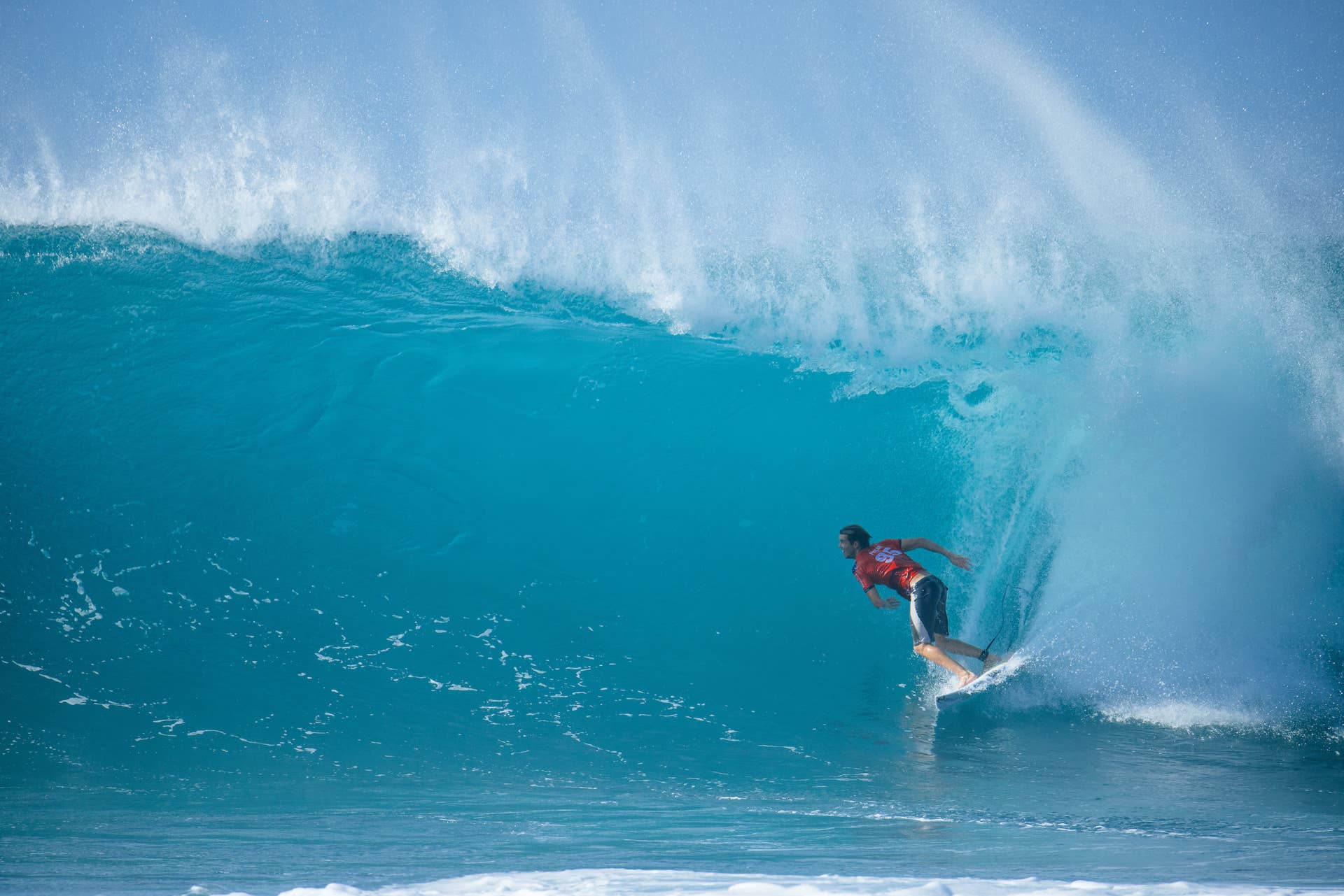 Photo Gallery: Pipeline Explodes For Day 3 of WSL Pipe Pro - Surfer