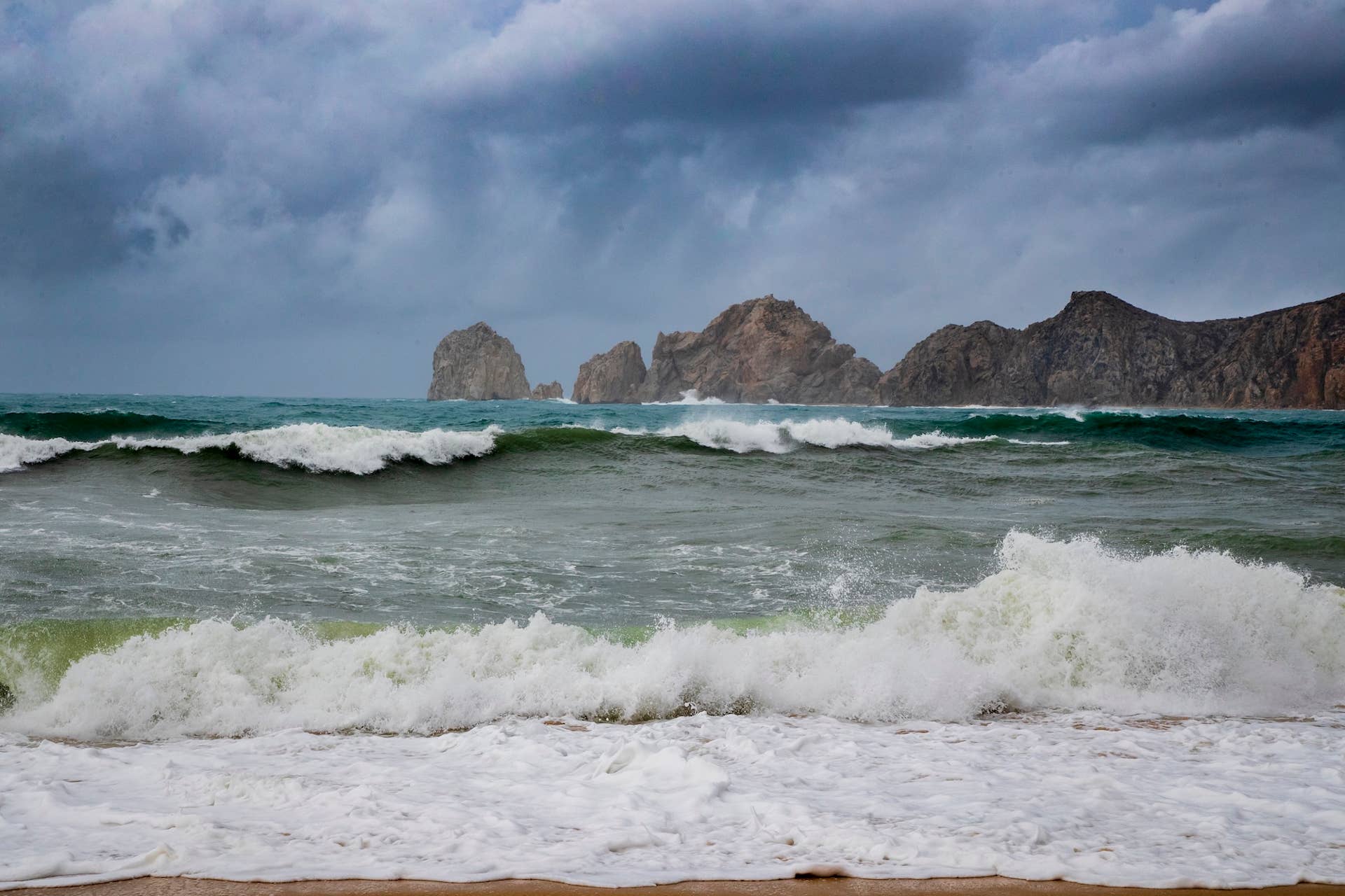 ‘Deadly Rogue Waves’: Hurricane Lorena Hits Cabo San Lucas (Video) - Surfer