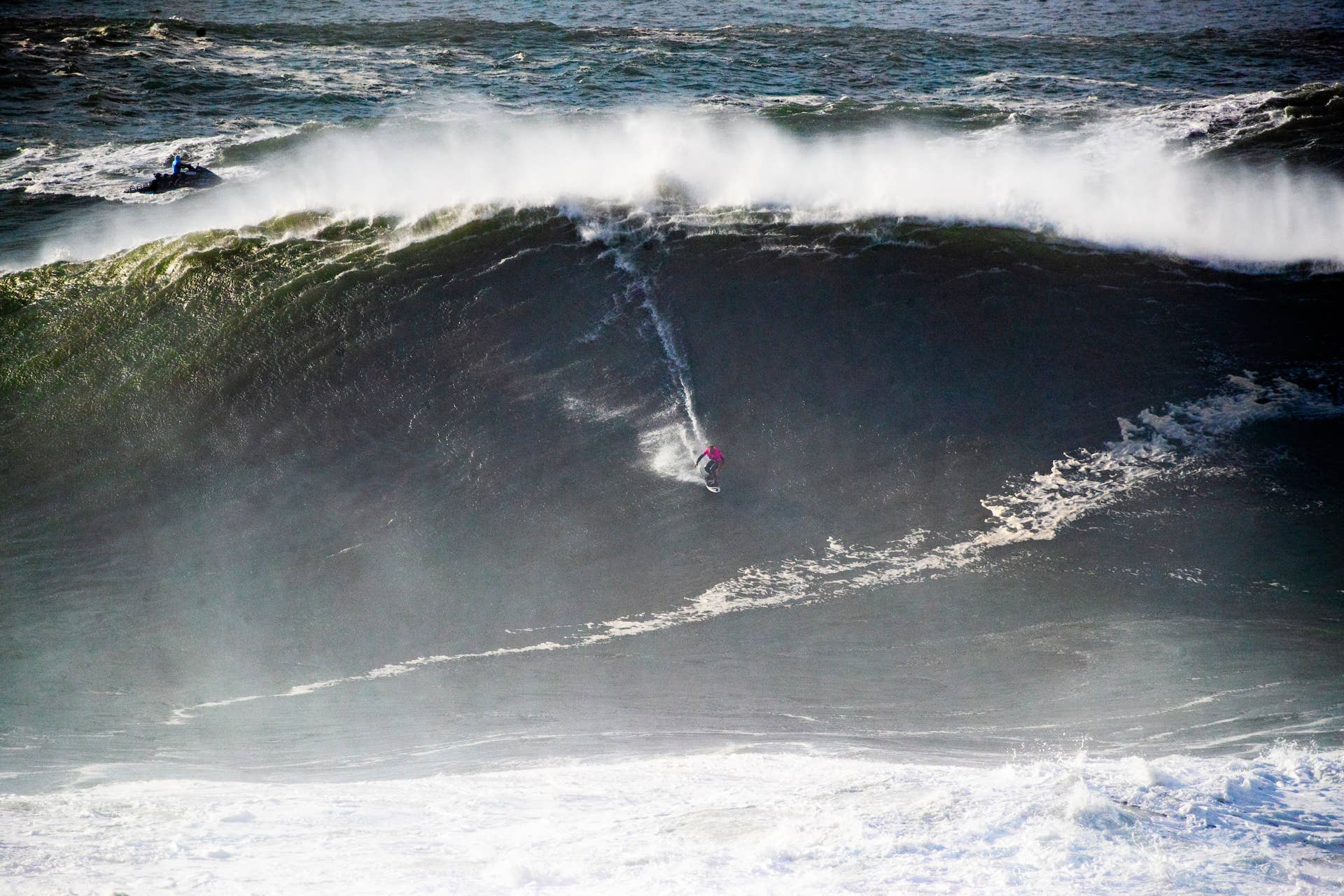 Giant Wave Alert: Could Nazaré Reach 100 Feet This Weekend? - Surfer