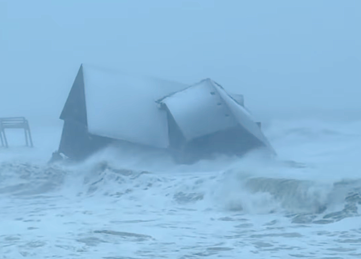 20ft Storm Surf Collapses House in North Carolina: ‘The World Is Ending ...