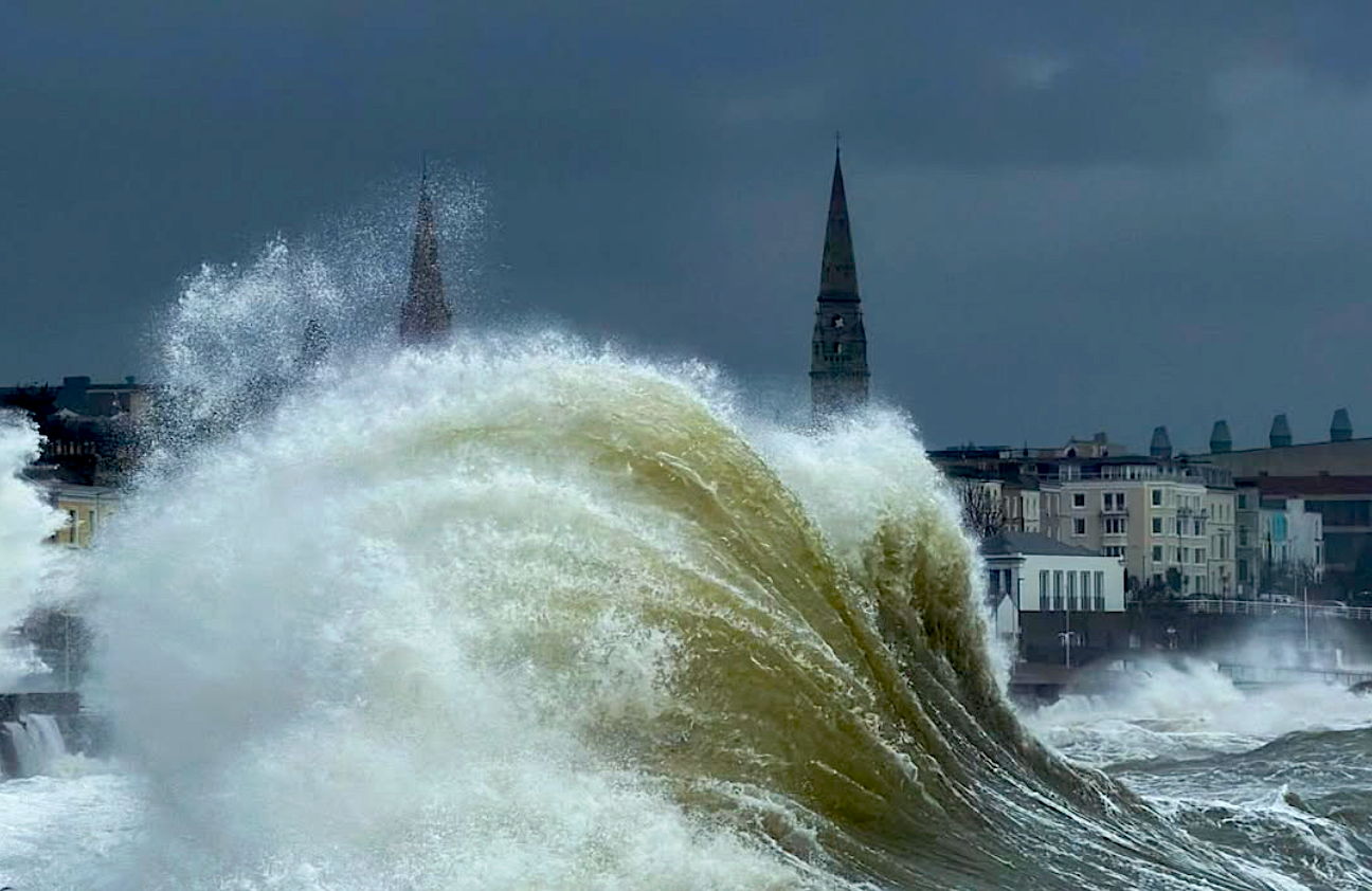 Huge Waves Blast Dublin, Ireland in Rare Swell Event: ‘Perfect Storm ...