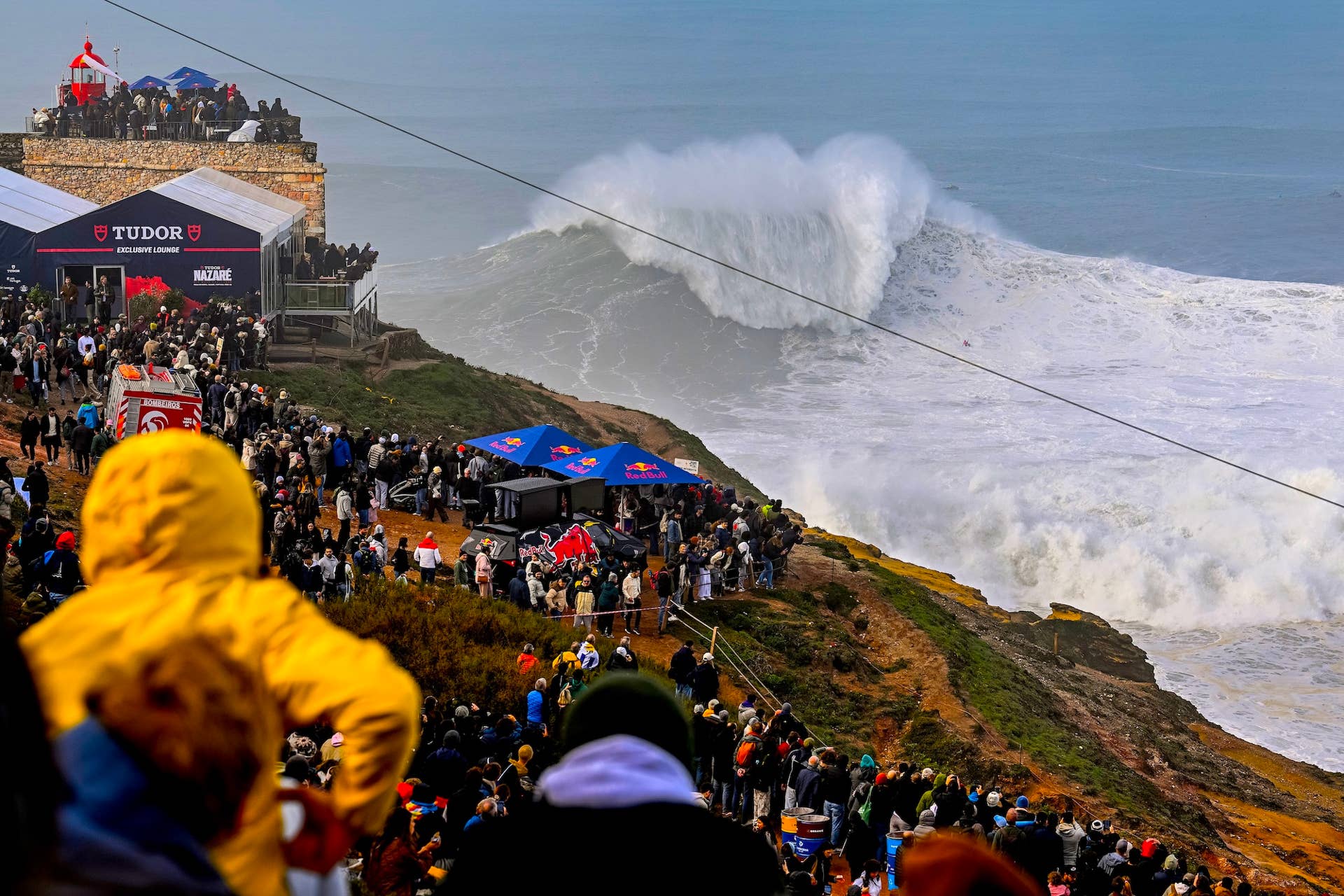 Lucas ‘Chumbo’ Chianca Rides Possible 75ft Nazaré World Record Wave ...