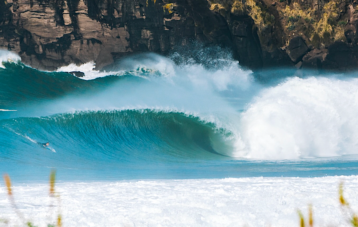 32-Foot Cyclone Swell Pummels New Zealand as Thousands Flee - Surfer