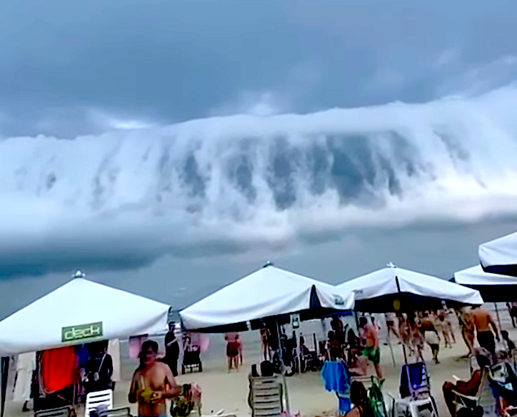 Terrifying ‘Tsunami’ Cloud Looms Over Brazil’s Coast (Video) - Surfer