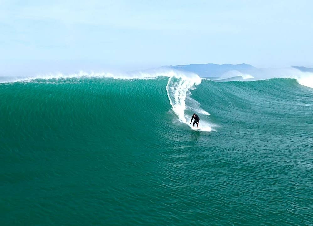 $25K Electric Surfboard Hits Big San Francisco Waves At 35 mph - Surfer