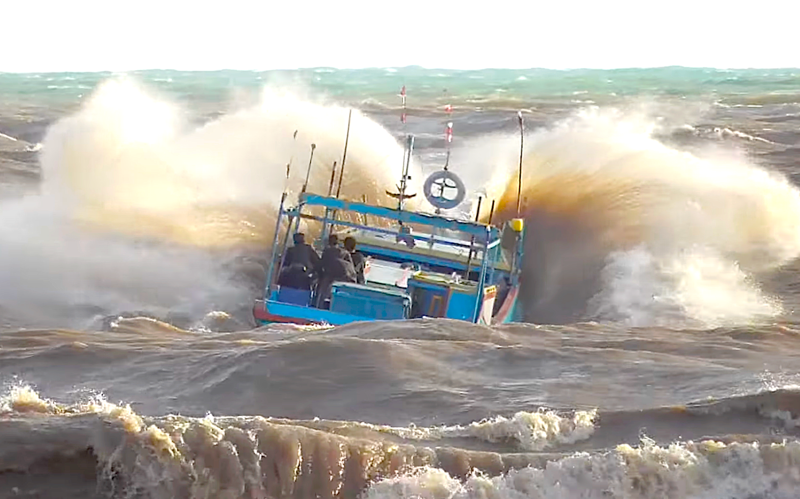 Boat Implodes on Sandbar in Wild Newport Beach Wipeout (Video) - Surfer