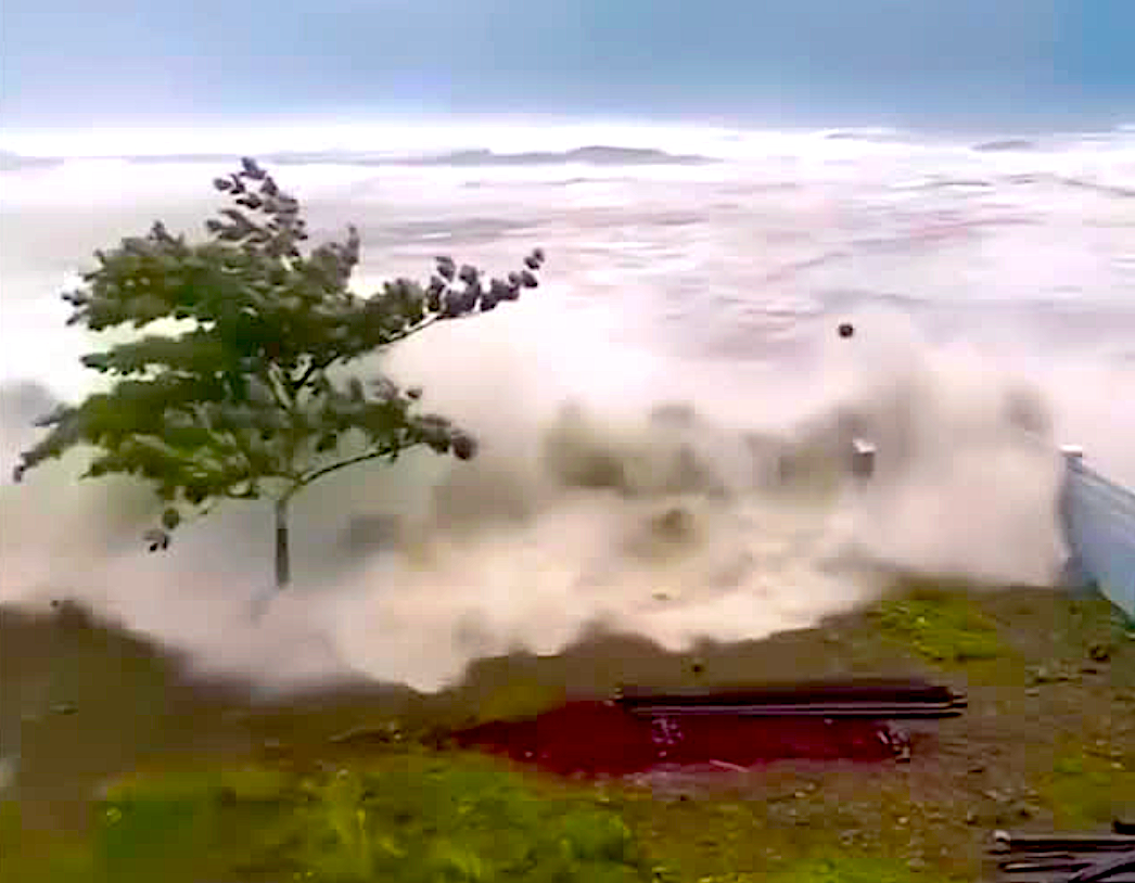 28ft Rogue Wave Hits Florida Beach Like a Tsunami (Video) - Surfer