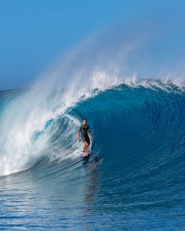 Fanning, Hennessy Score Holiday Swell At Cloudbreak (Photos, Video ...