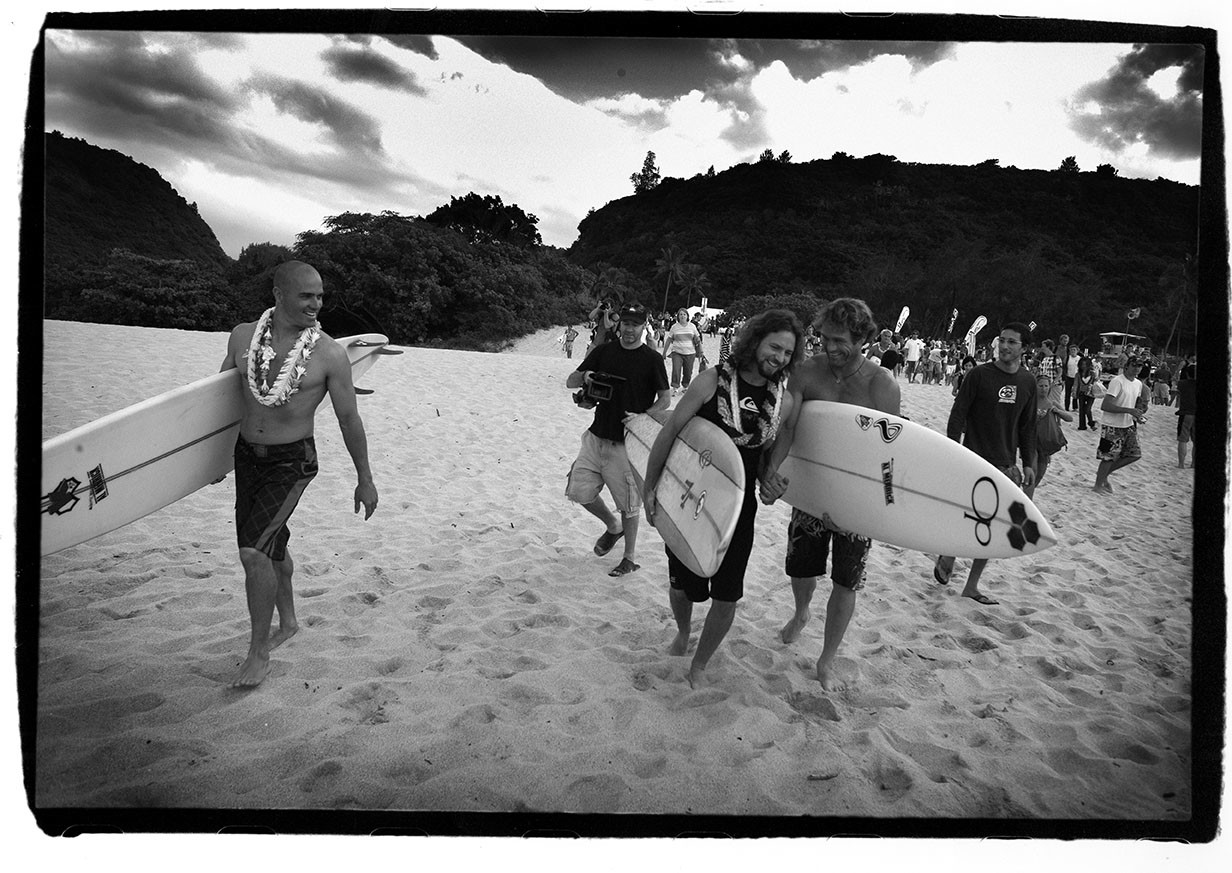 Kelly Slater, Eddie Vedder and the Story Behind a Waimea Bay Moment