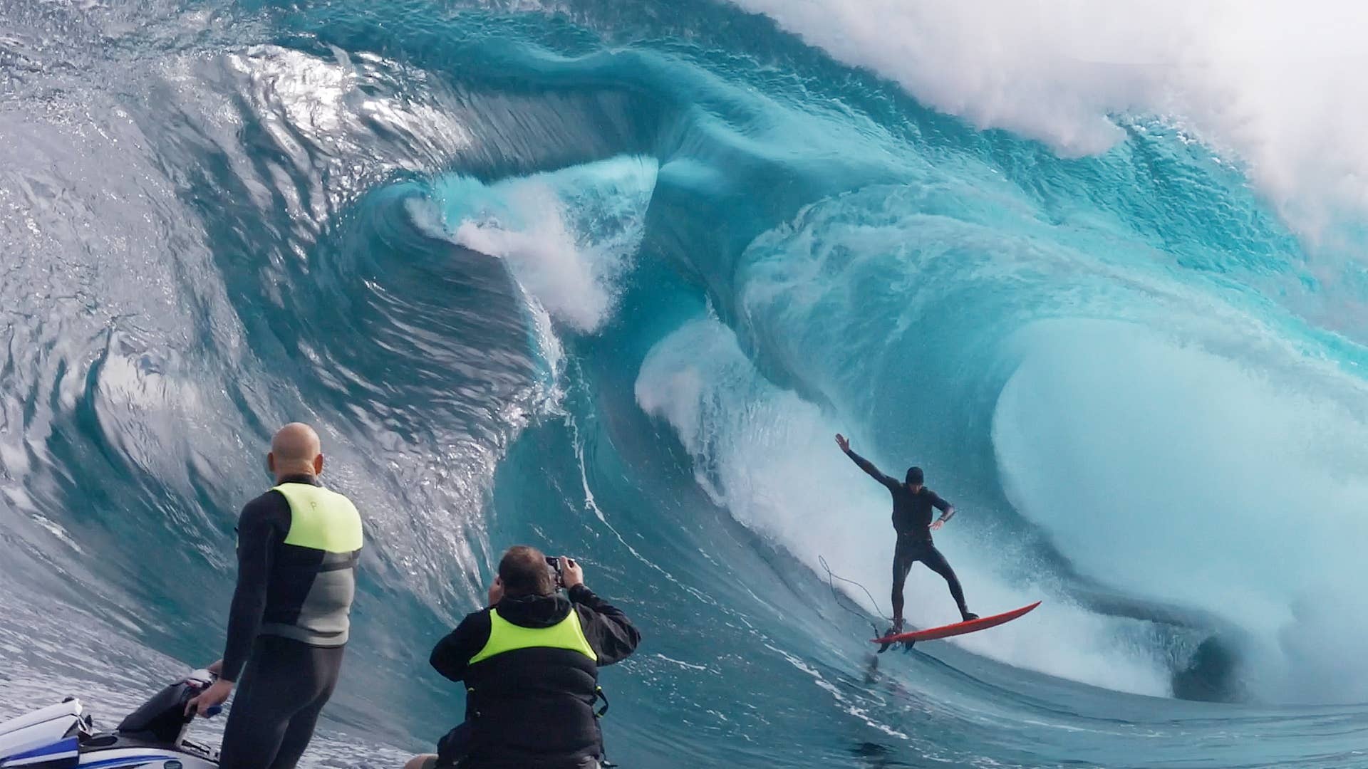 Big Wave Challebege: Slab Savant Dan Ross Returns to Shipstern Bluff