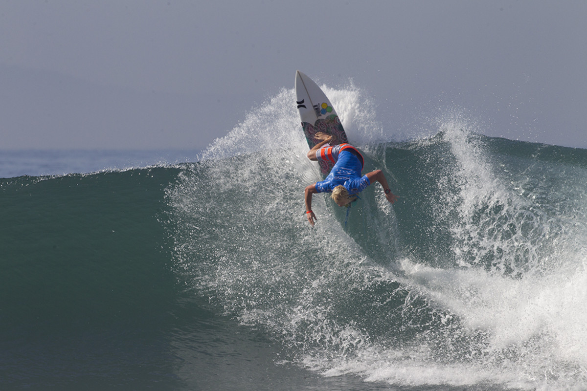 The Backside Snap - Surfer