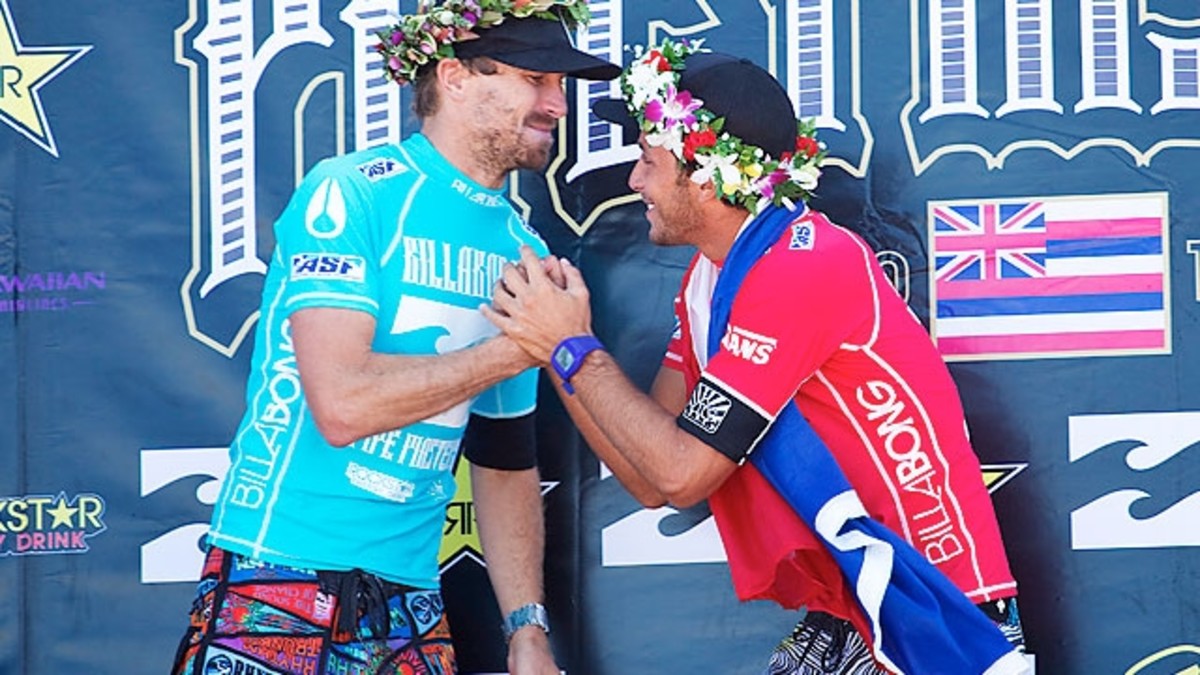 Synopsis & Video: Pipe Masters Final Day - Surfer