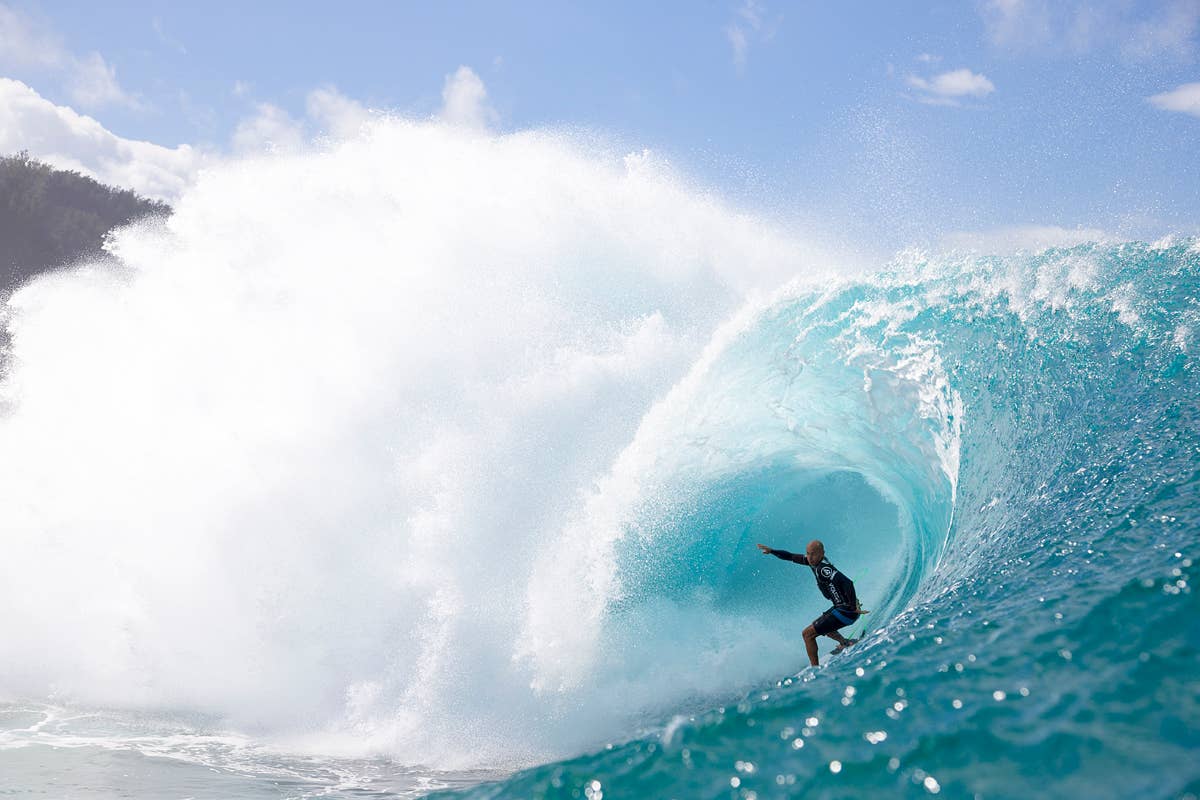 Kelly Slater Surfing Pipeline