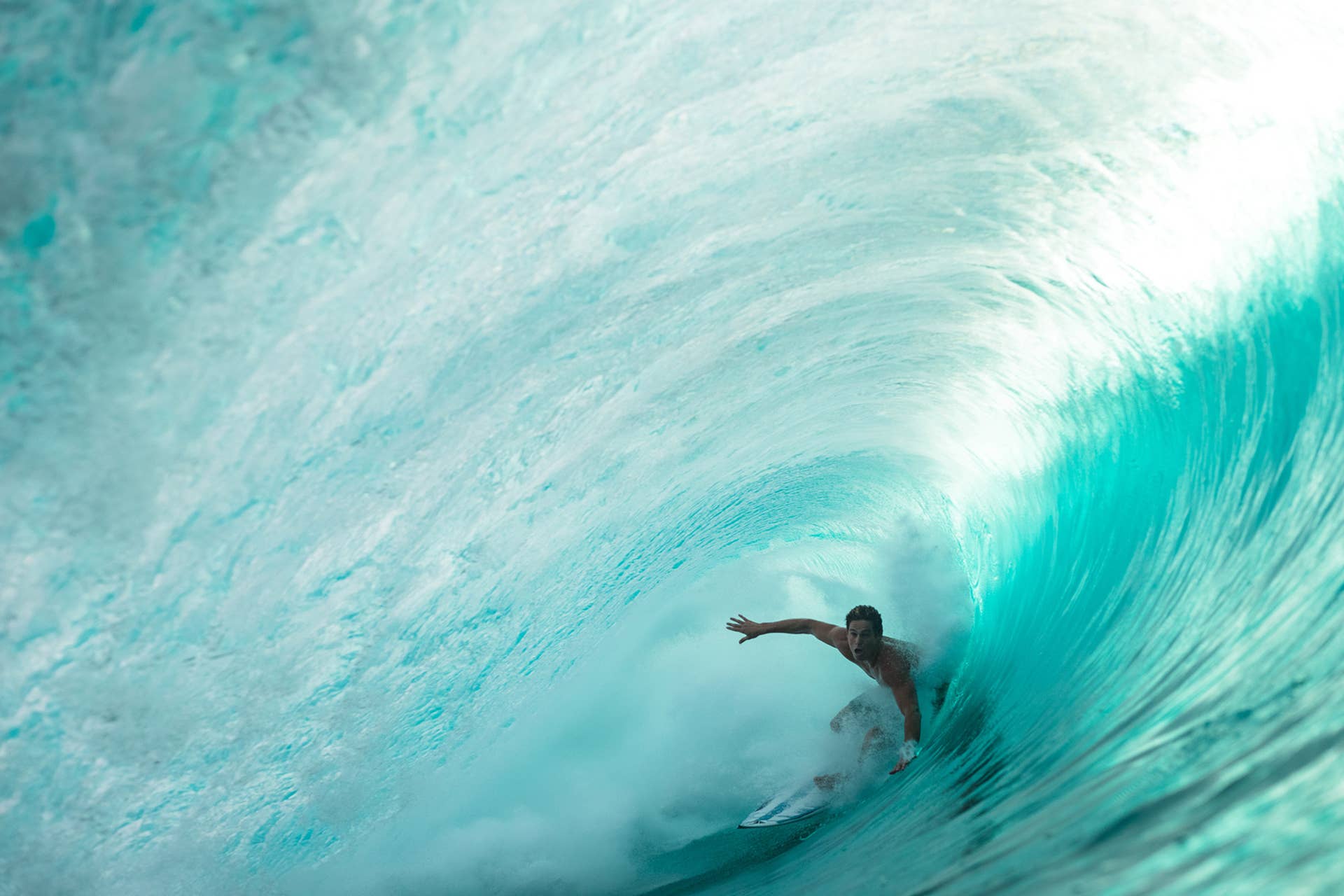 The ChachFiles: Front Row at Pipeline - Surfer