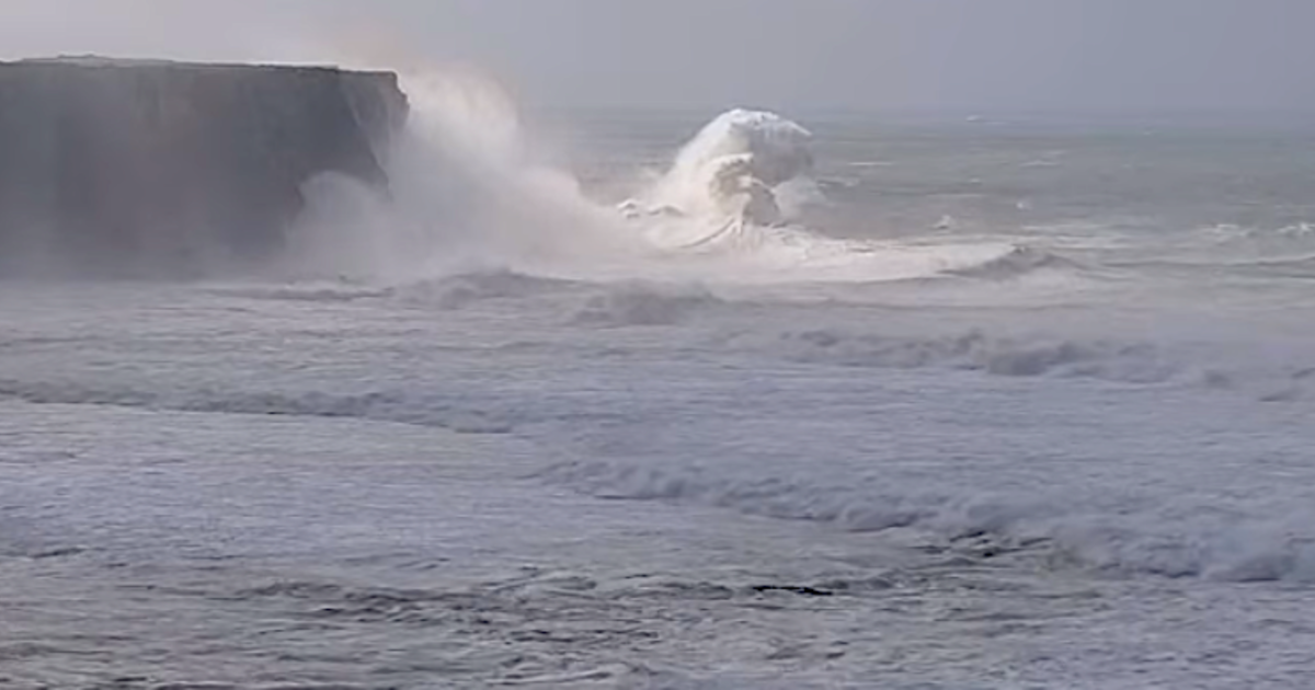Monster Waves Blast 130ft Cliff in Portugal During Storm Ingrid (Video ...