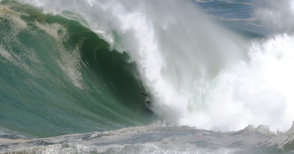 Brazilian Slab Ejects Surfer Into Oblivion - Surfer