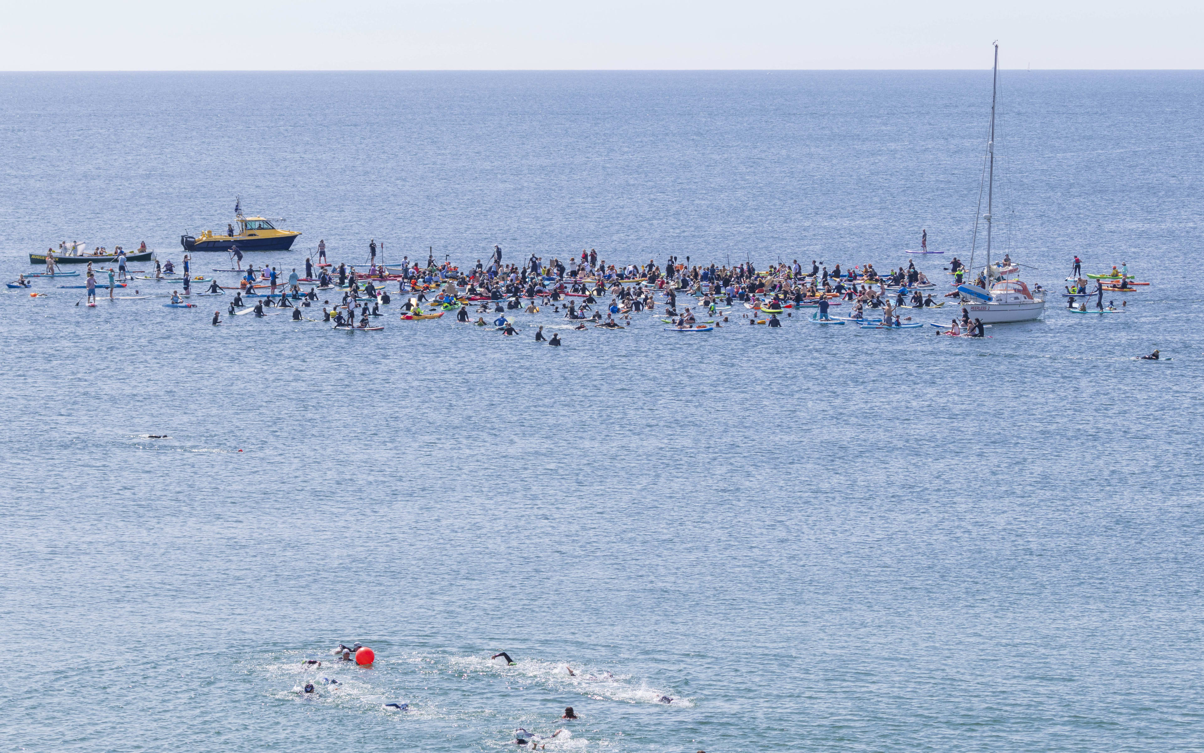 Ex-Pro Gathers 1,000 Surfers For World’s Biggest Paddle Out Record