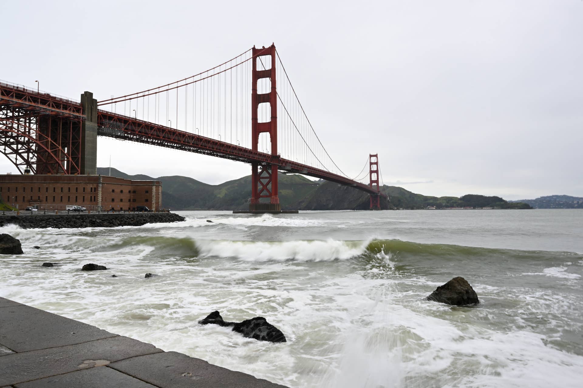 Surfers Ride Huge Waves Beneath Golden Gate Bridge (Video) - Surfer