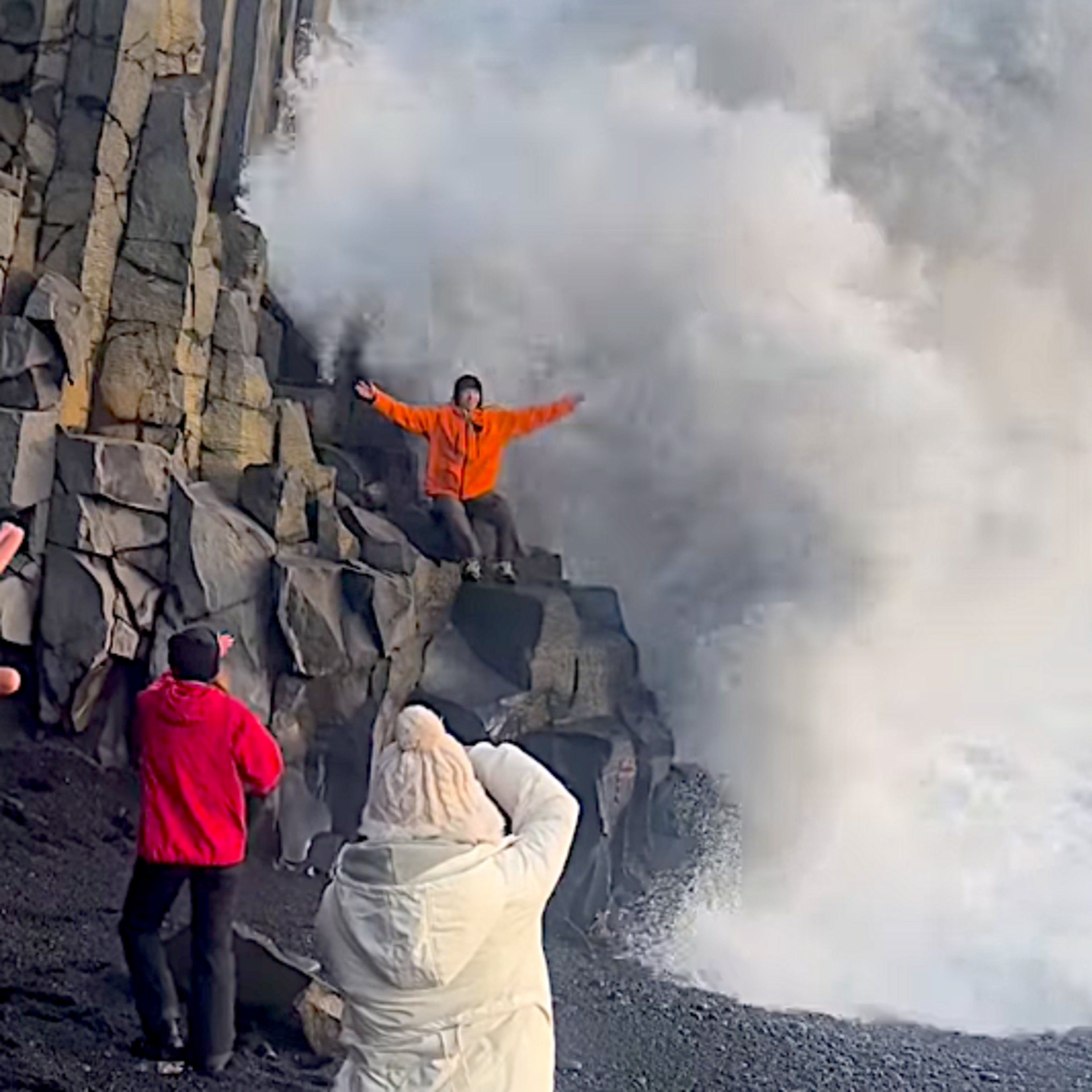 Sneaker Wave Almost Kills Tourist Taking Selfie in Egypt (Video) - Surfer
