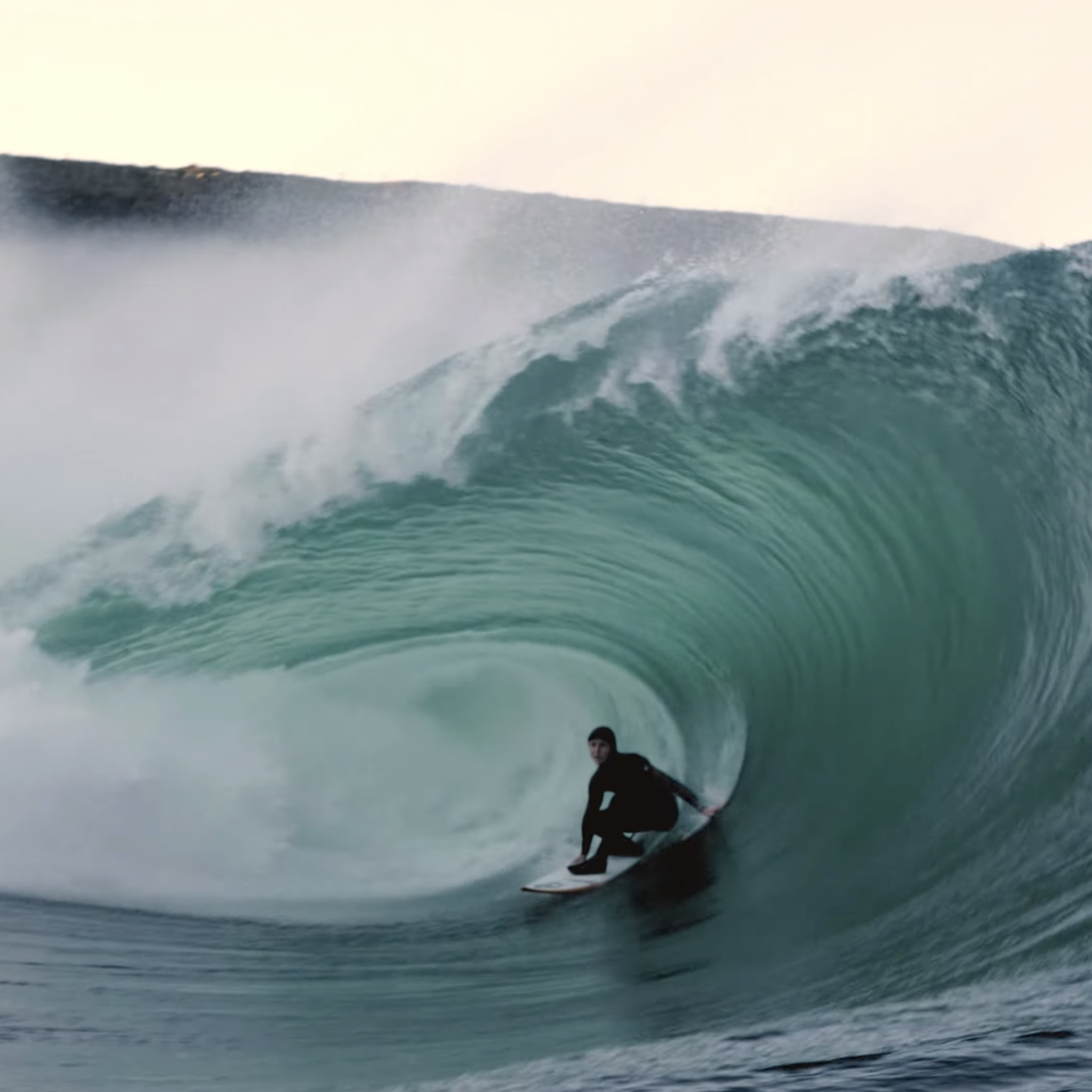 SURF PHOTOGRAPHER DIES AT BACKDOOR - Surfer