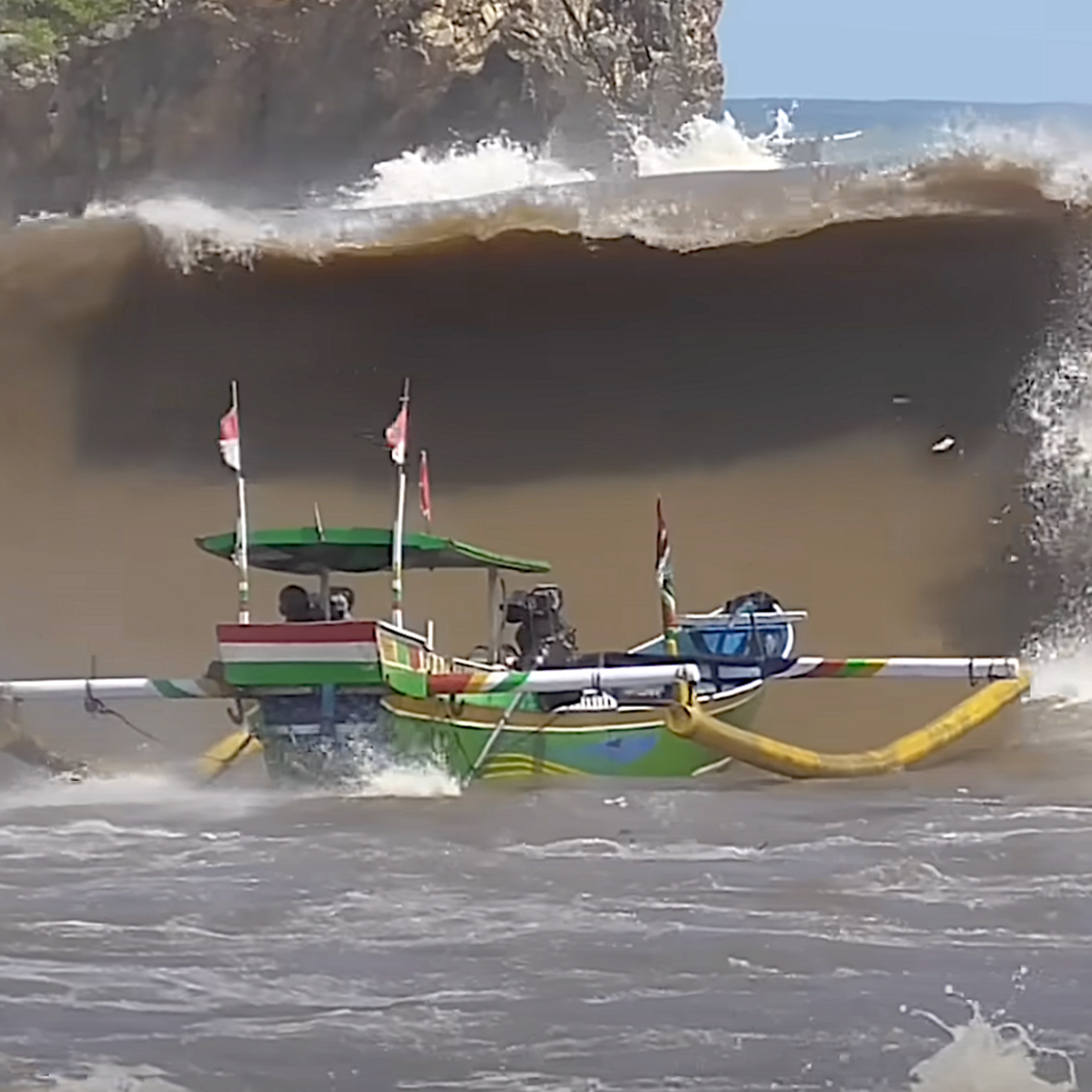 Freak 8-Foot Waves Slam Lake Tahoe, Boaters Killed (Video) - Surfer