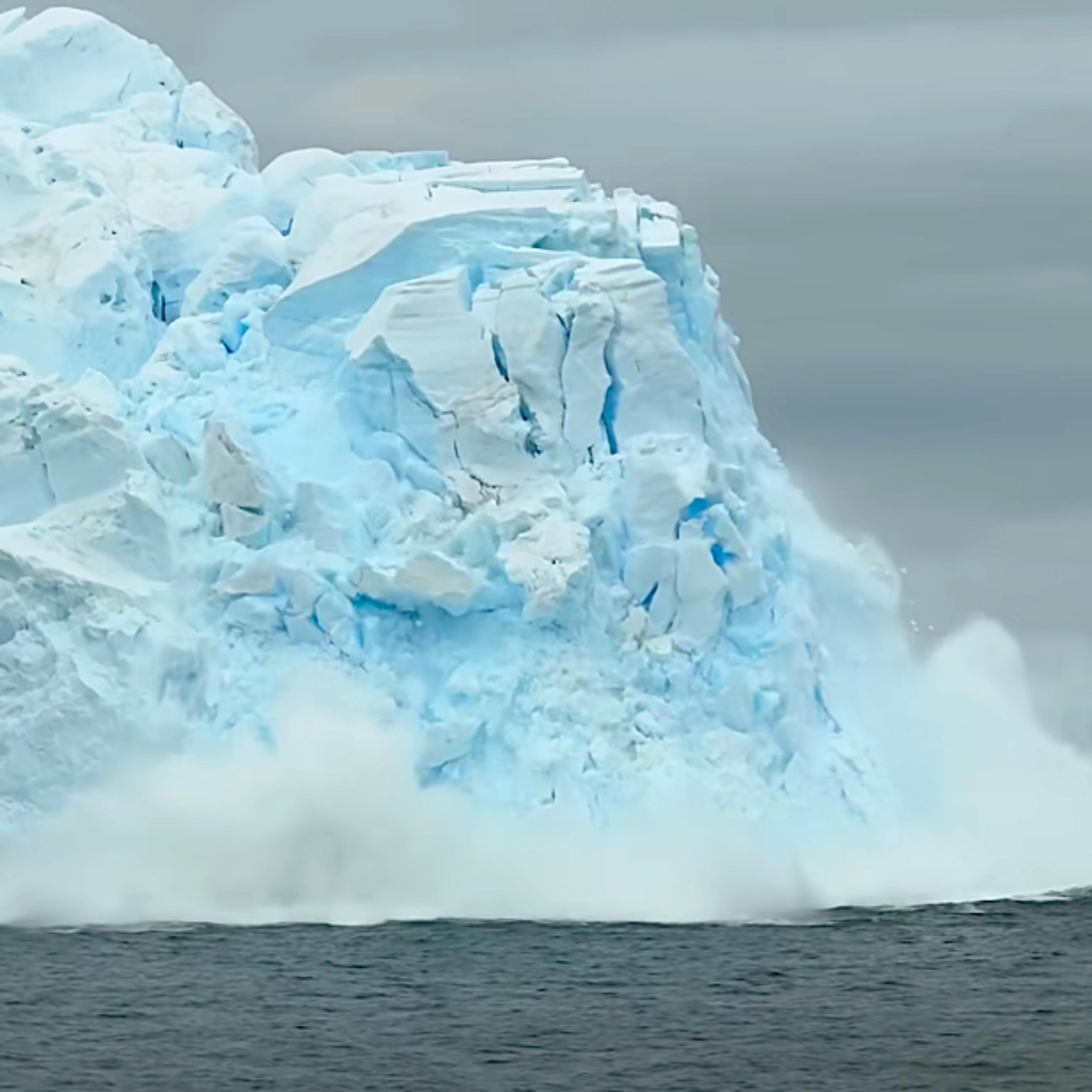 Giant Iceberg Implodes in Antarctica, Creates Refraction Waves (Video ...
