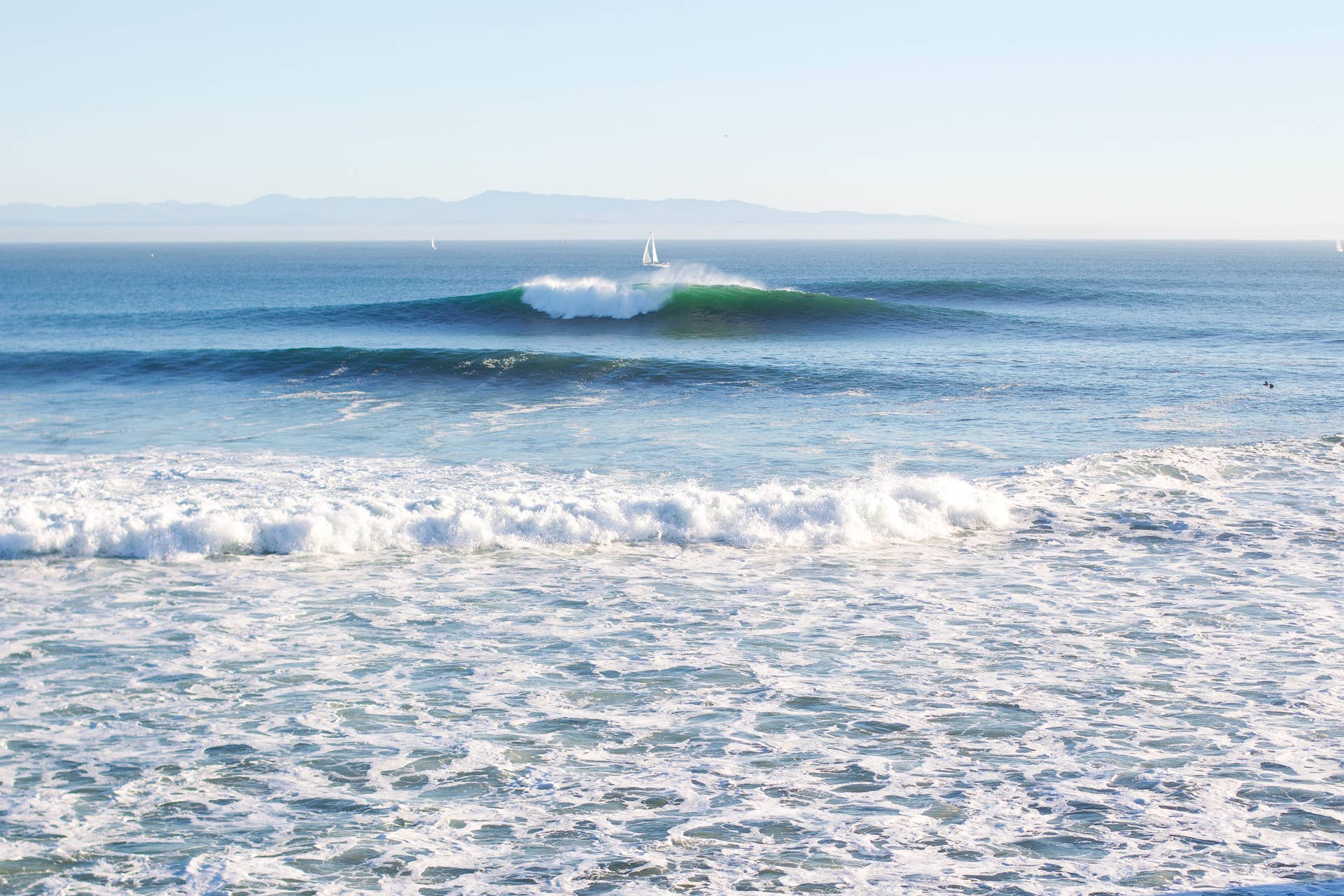 Boat Capsizes with Family of 6 During Big Swell at Steamer Lane - Surfer