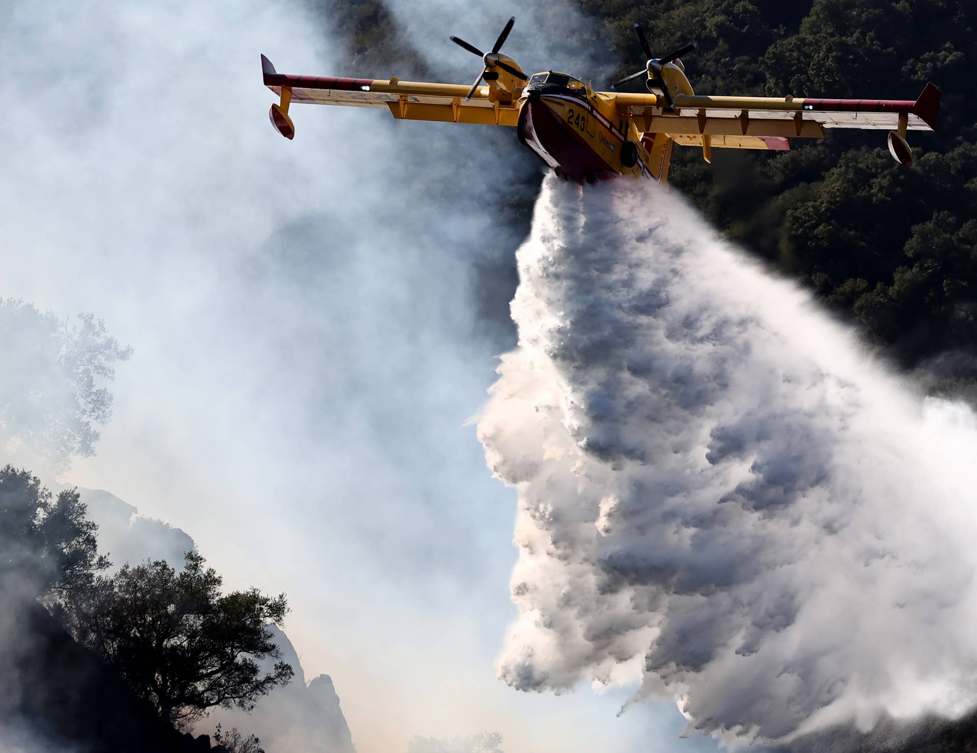 Plane Scoops Ocean Water to Fight Los Angeles Fires (Video) - Surfer
