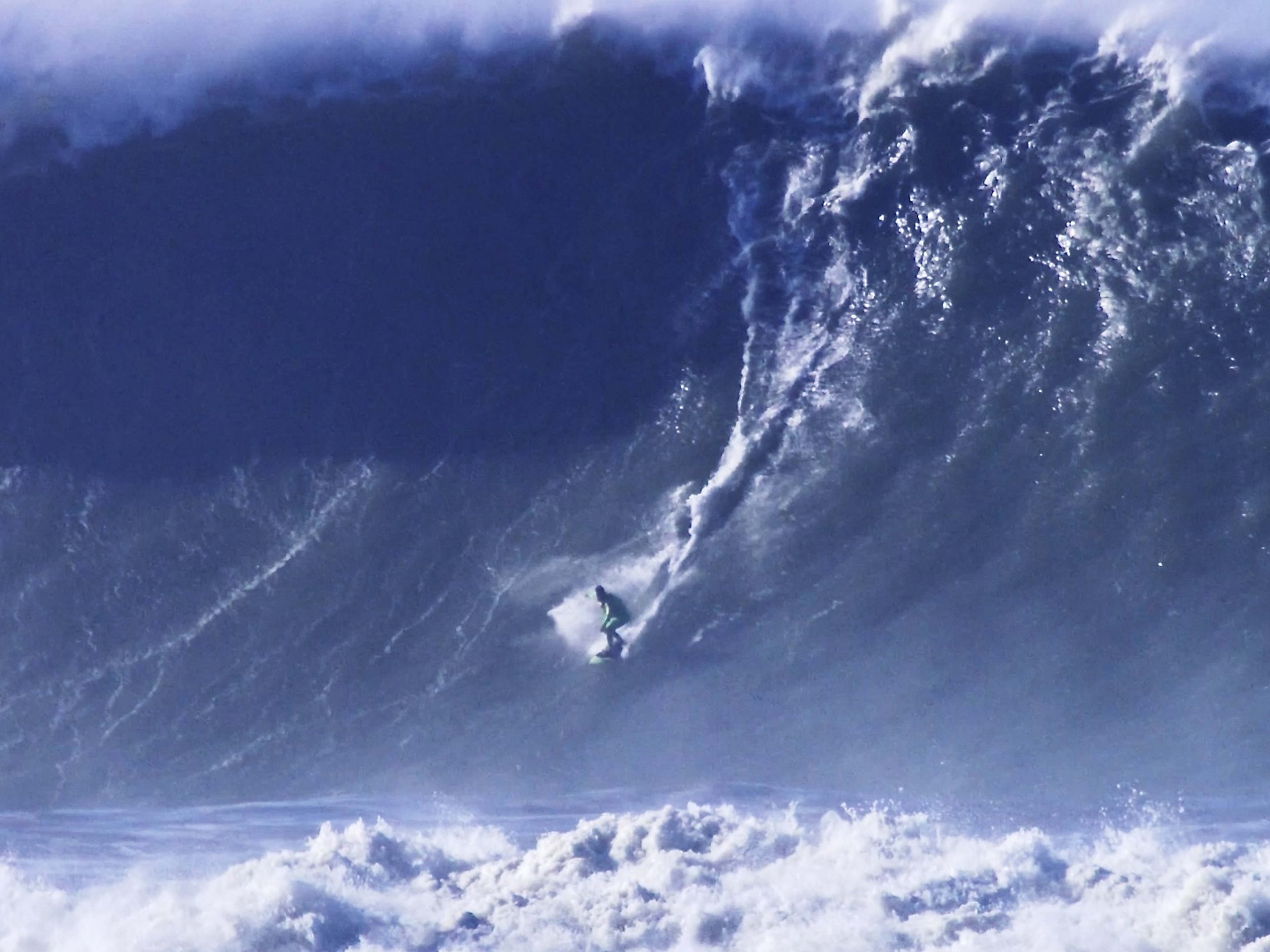 Brazilian Surfer Barely Escapes Nazaré Guillotine (VIdeo) - Surfer