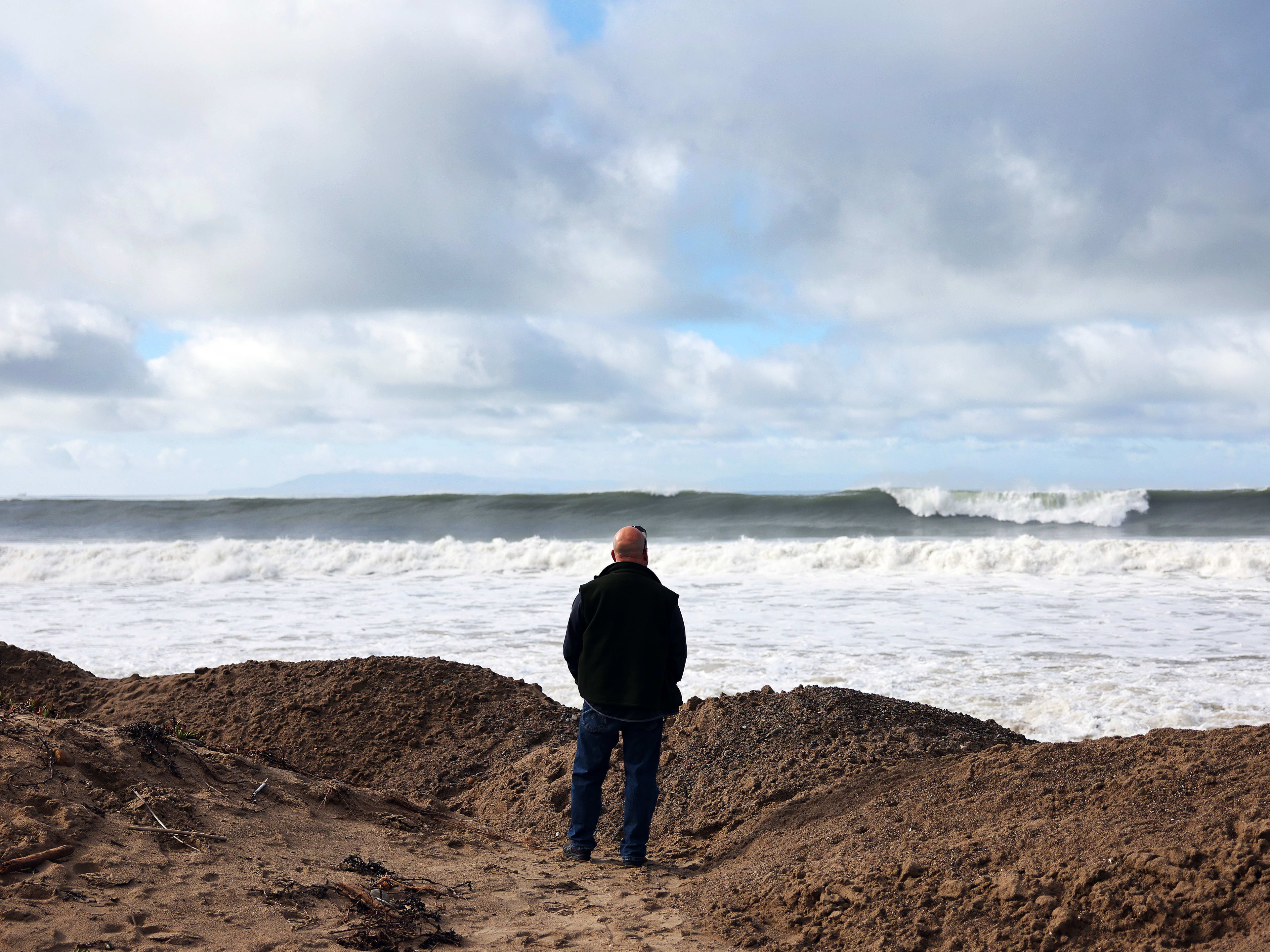 Rogue 20-Foot Waves Sweep Man Out to Sea in NorCal - Surfer