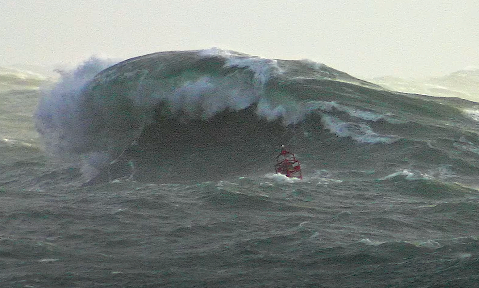 60-Foot Rogue Wave Captured in Pacific Ocean (Video) - Surfer