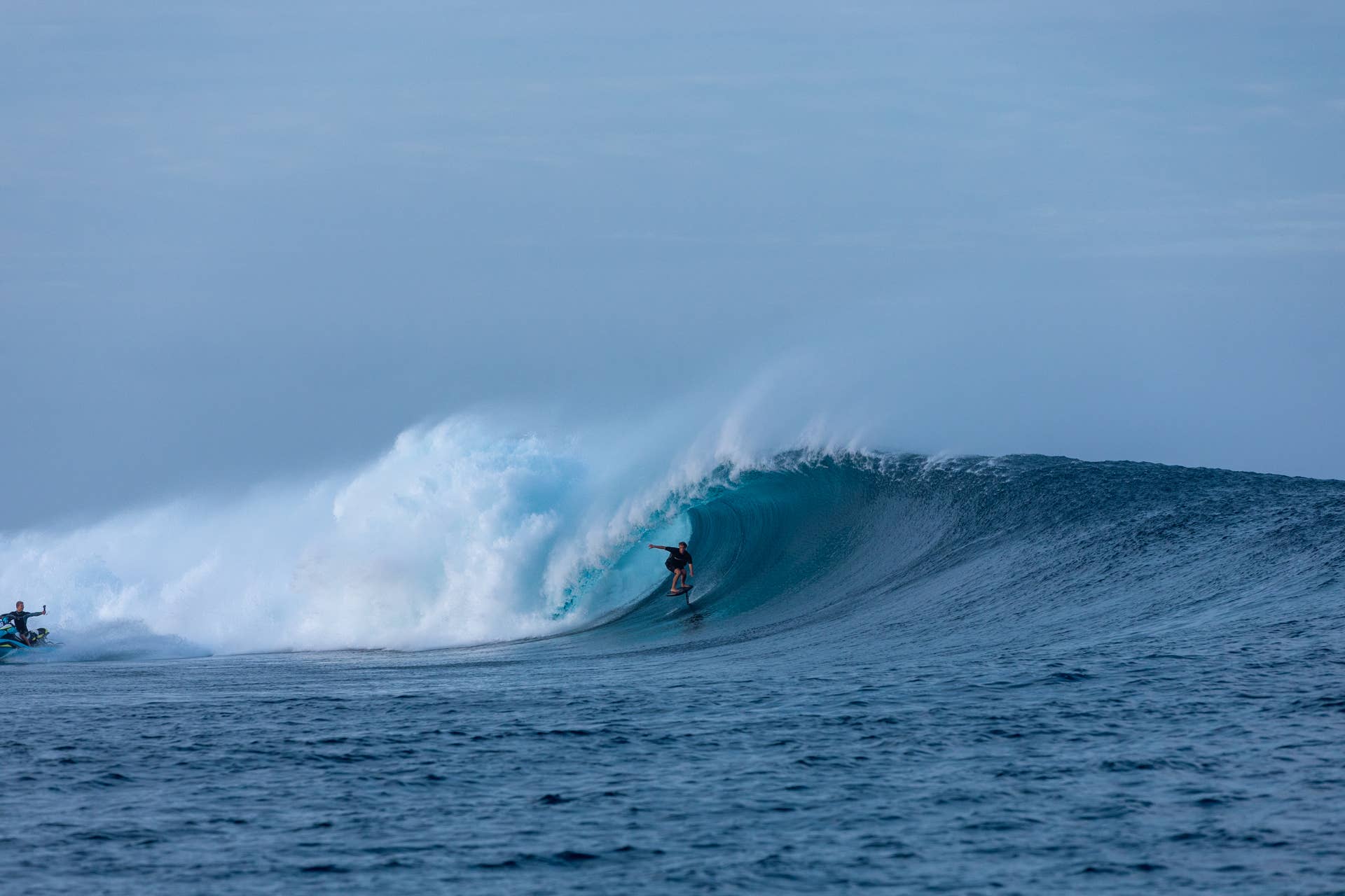 Video: Is This The Best Barrel Ever Ridden On A Foilboard At Cloudbreak ...