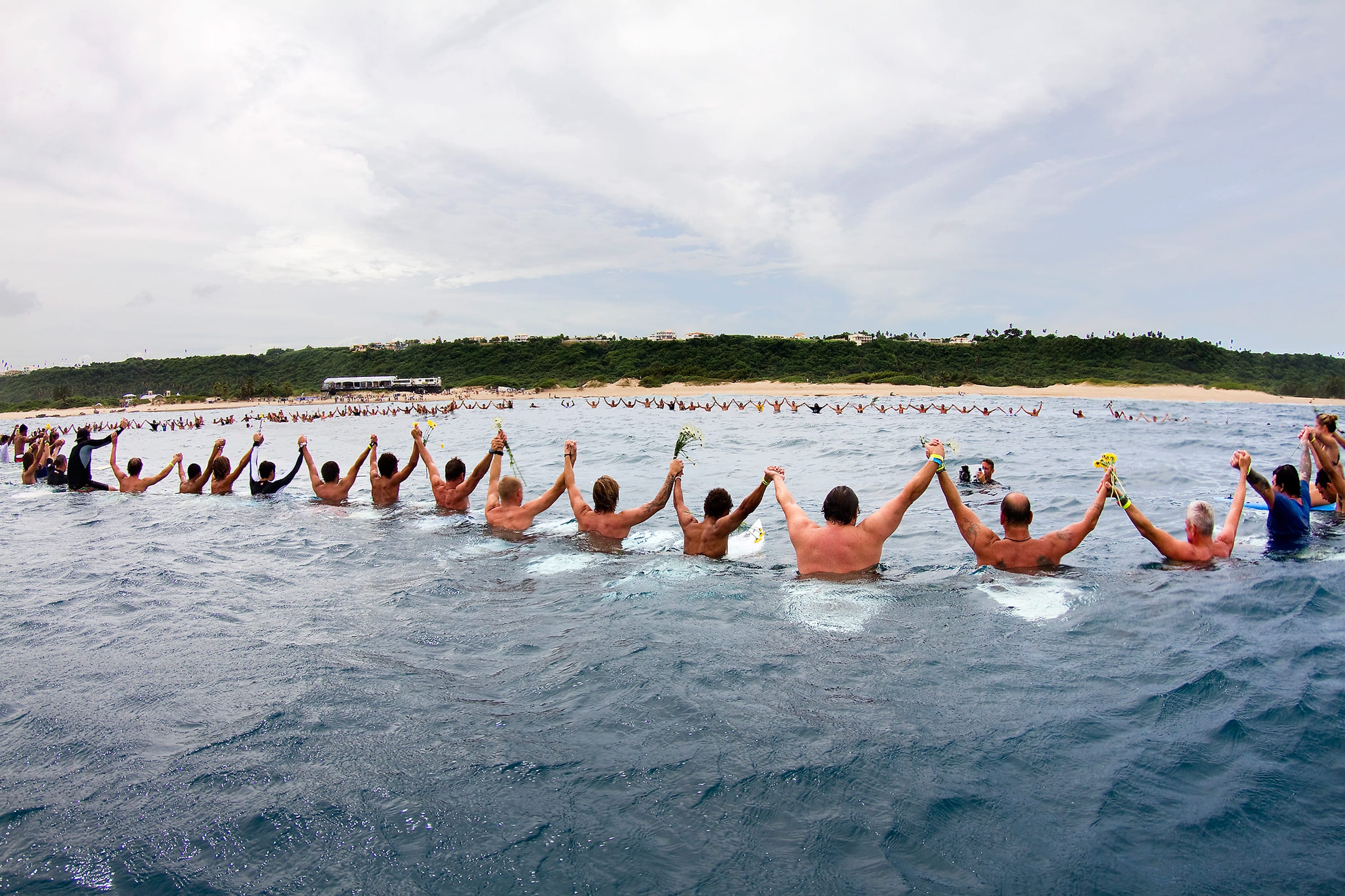 Ex-Pro Gathers 1,000 Surfers For World’s Biggest Paddle Out Record - Surfer