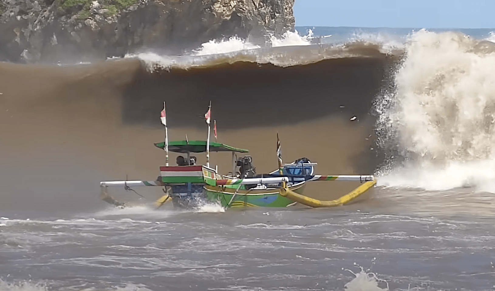Wave Capsizes Boat in Bali, Tourists Panic to Escape (Video) - Surfer