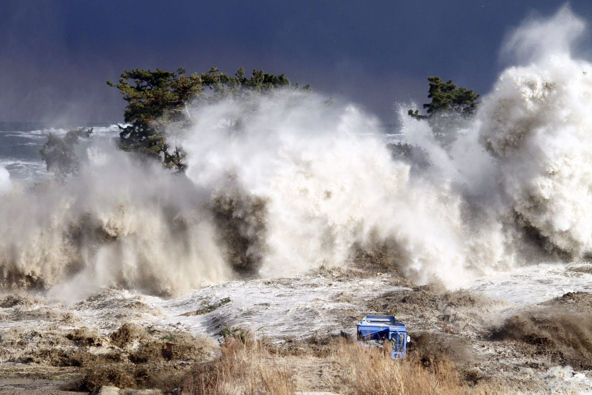Rare Tidal Wave Cloud Creates Panic in Portugal (Video) - Surfer