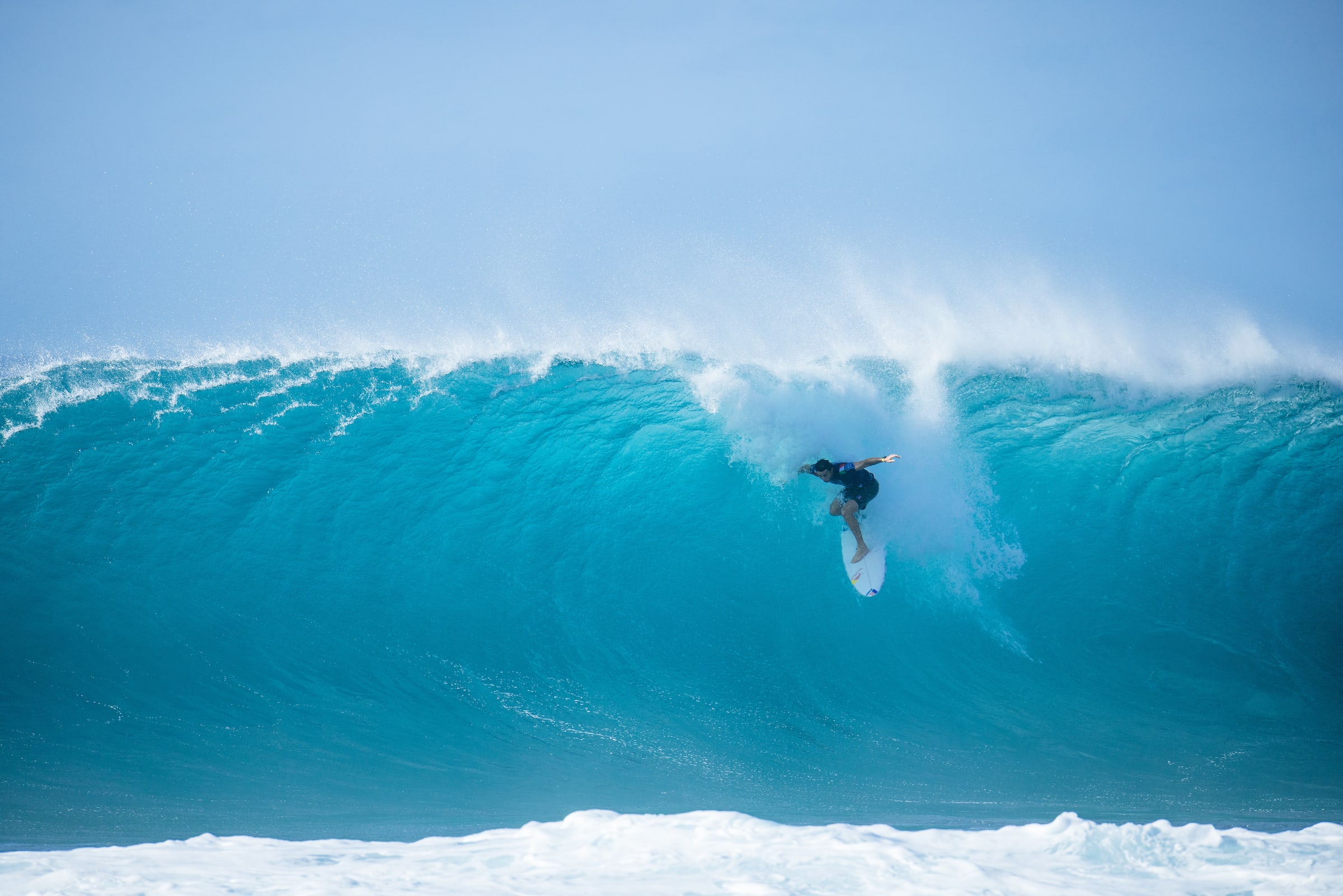 Photo Gallery: Pipeline Explodes For Day 3 of WSL Pipe Pro - Surfer