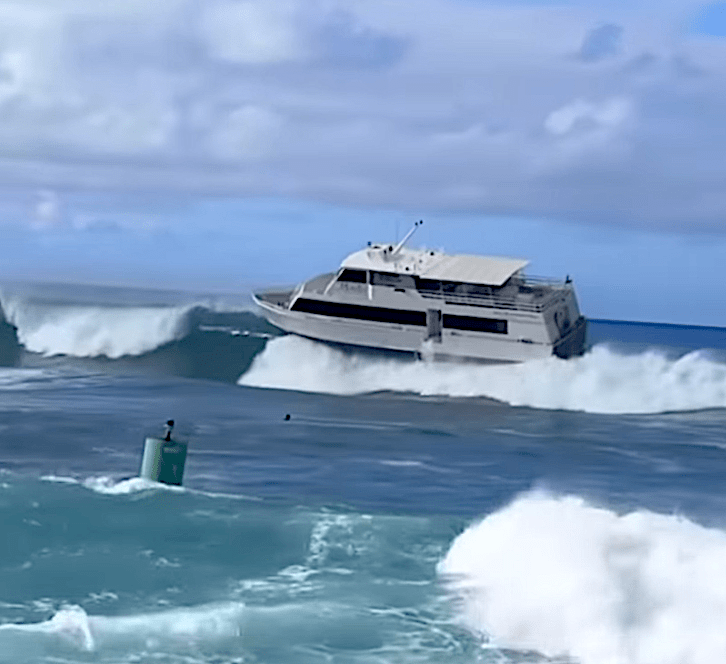 75-Foot Tour Boat Wrecked in Waikiki During Large Waves (Video) - Surfer