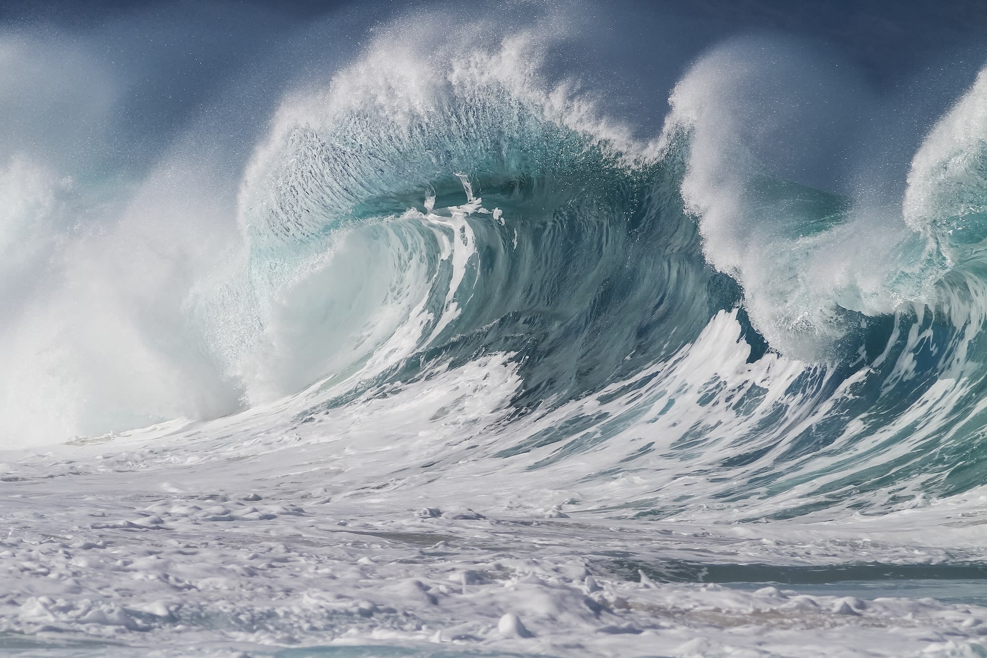 18ft Shorebreak Sweeps Couple Out to Sea in Hawaii (Video) - Surfer