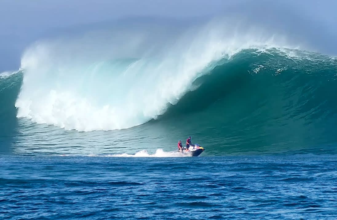 Surfing ‘50ft Biggest Swell of the Year’ Outer Reefs in Hawaii (Video ...