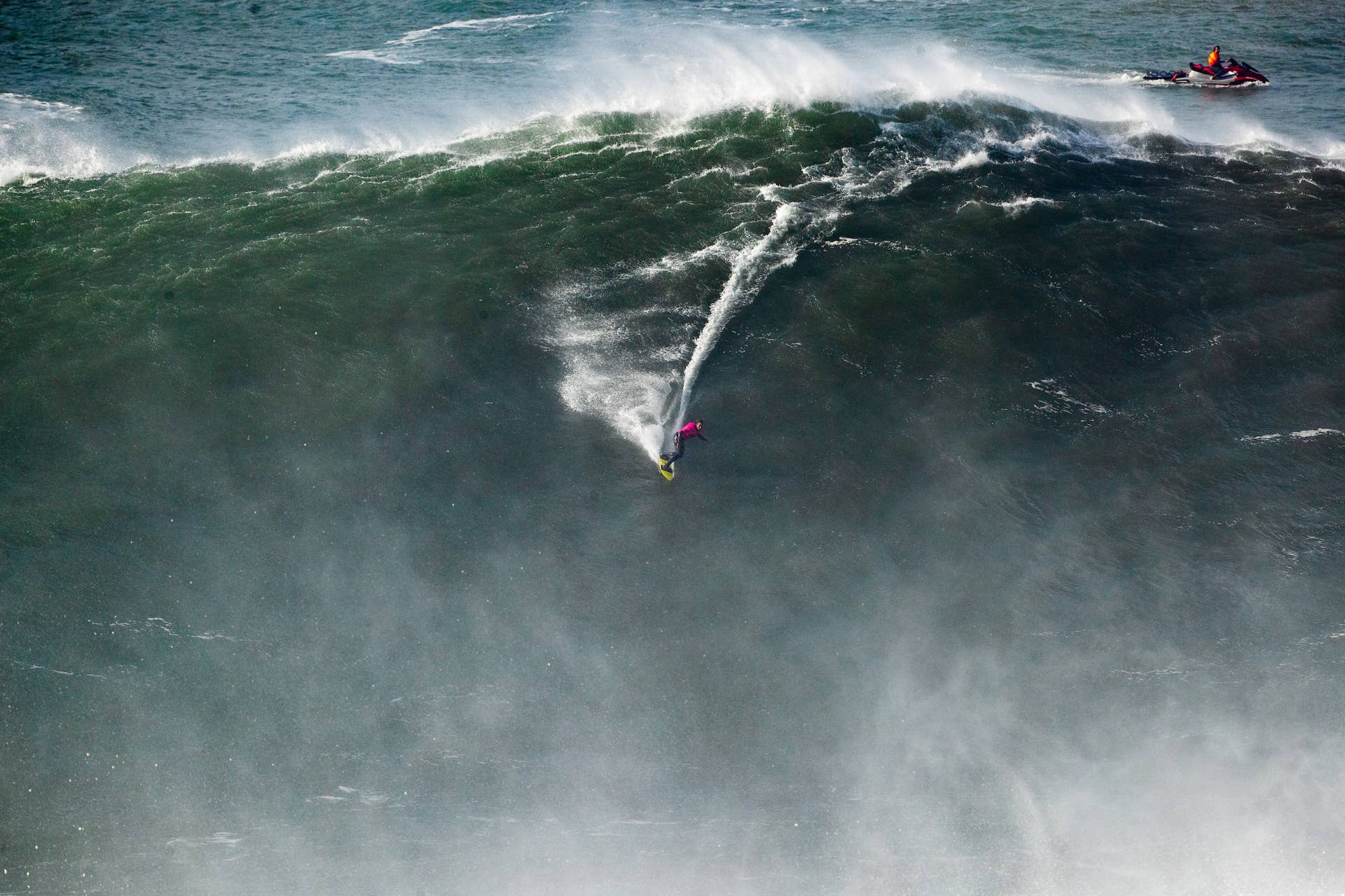 Nazaré Mayhem: Power Outage & 60-Foot Surf at Nazaré Challenge - Surfer